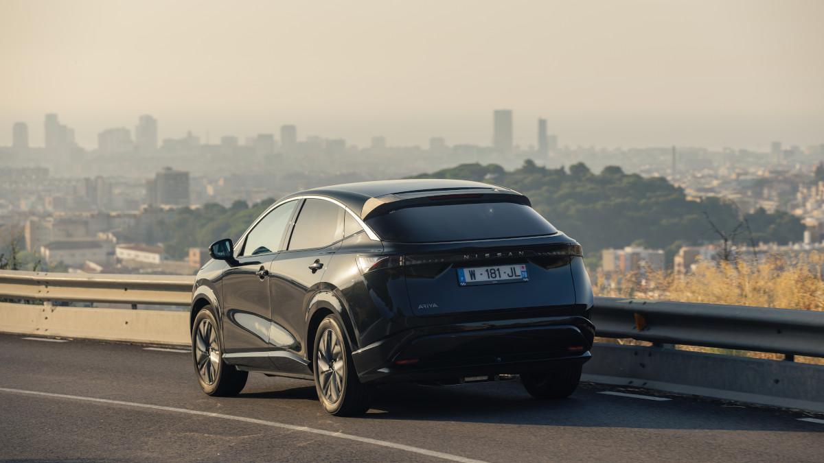 El Nissan Ariya eléctrico aprovecha la luz solar para ganar hasta 23 ...