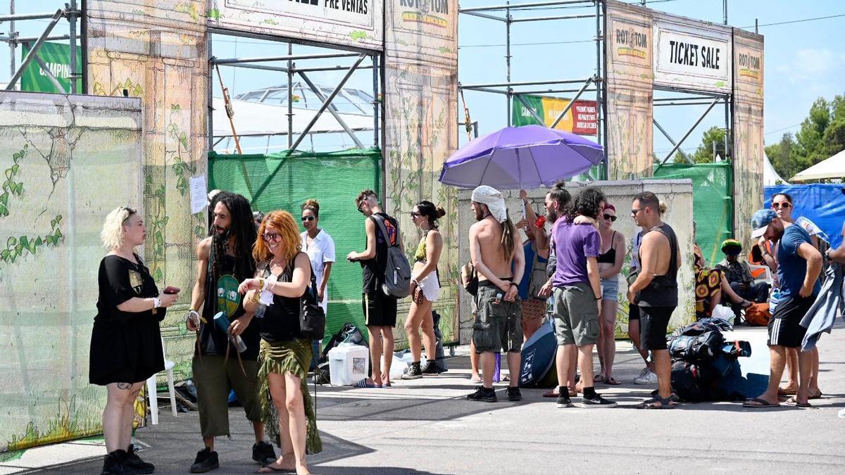Benicàssim recibe a miles de personas por el Rototom - El Periódico ...