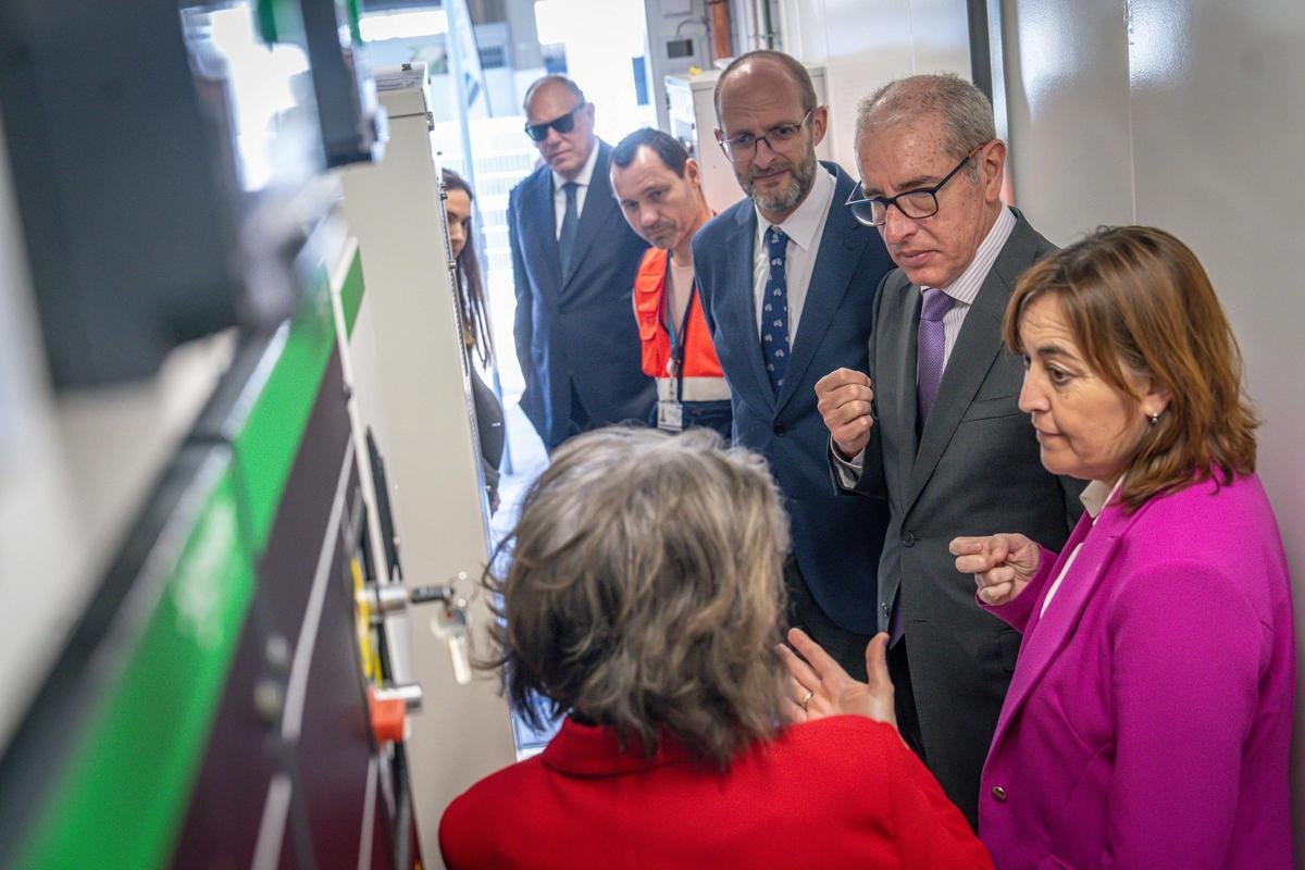 El Port de Barcelona estrena la conexión eléctrica de la terminal de ...