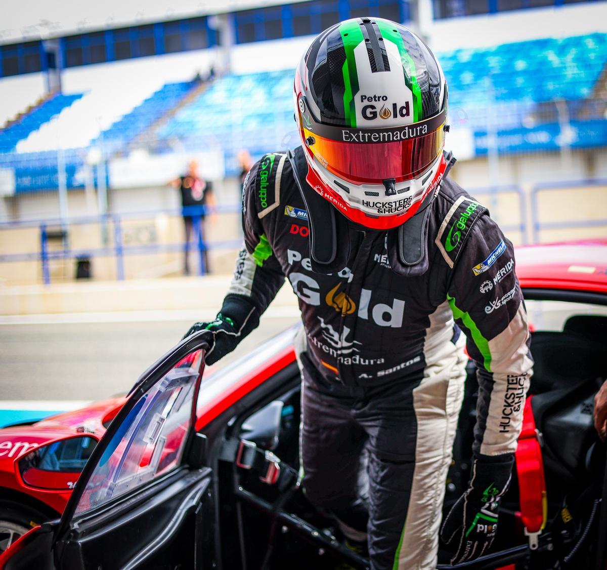 Ángel Santos peleará por el título de gran turismo en Barcelona