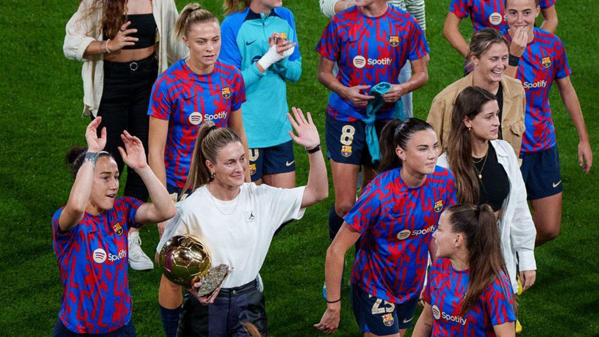 Alexia Putellas ofrece su segundo Balón de Oro a la afición