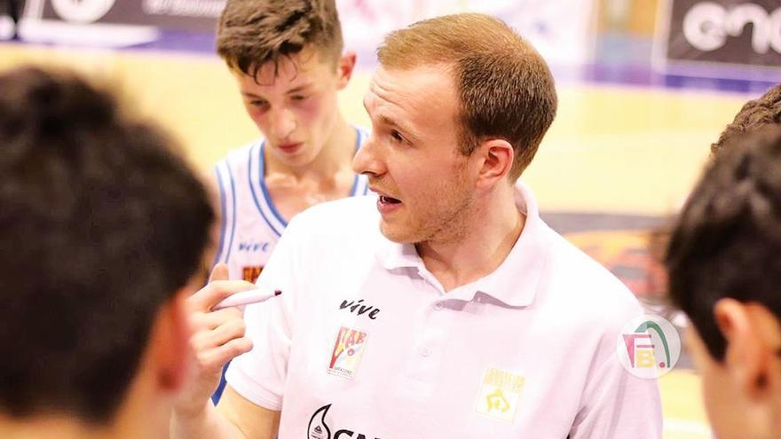 Dan Petts abandona el Obradoiro entre muestras de gratitud