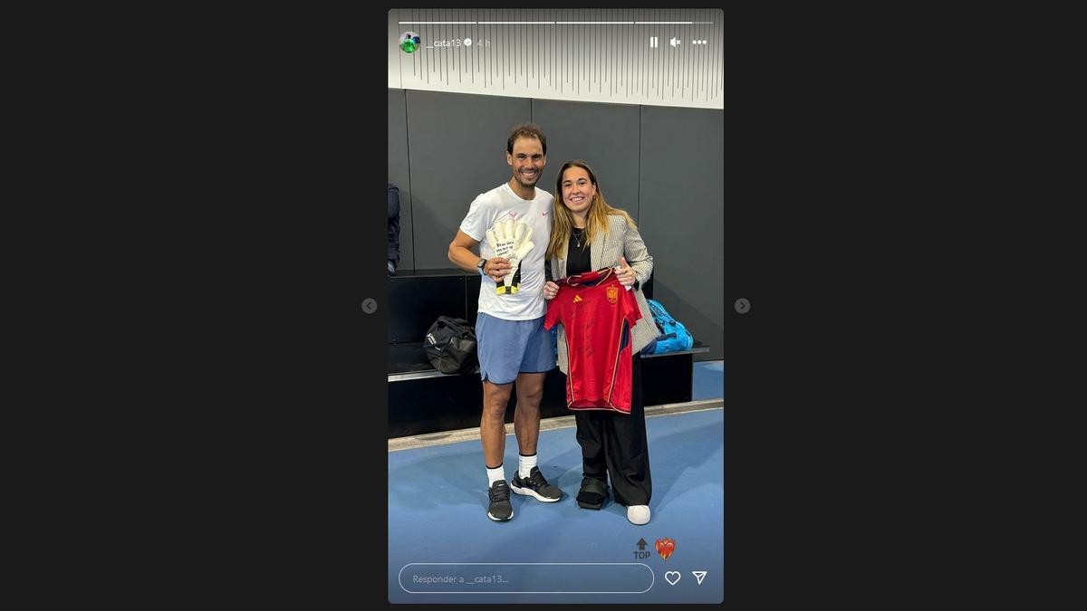 Cata Coll entrega sus guantes y una camiseta de España a Rafa Nadal