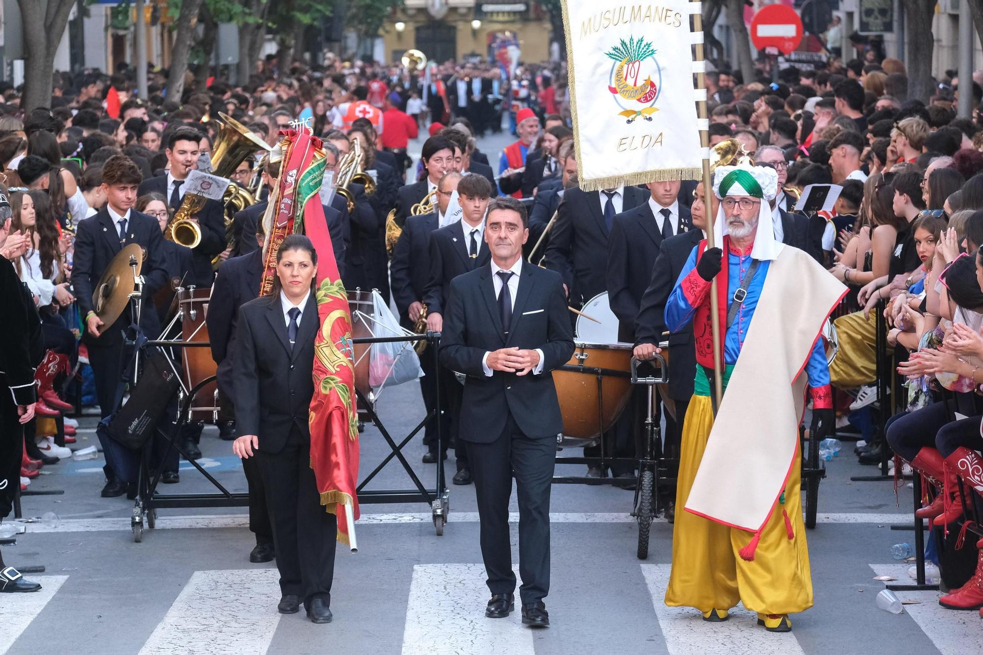 La entrada de bandas y el Pasodoble Idella de los Moros y Cristianos de Elda en imágenes