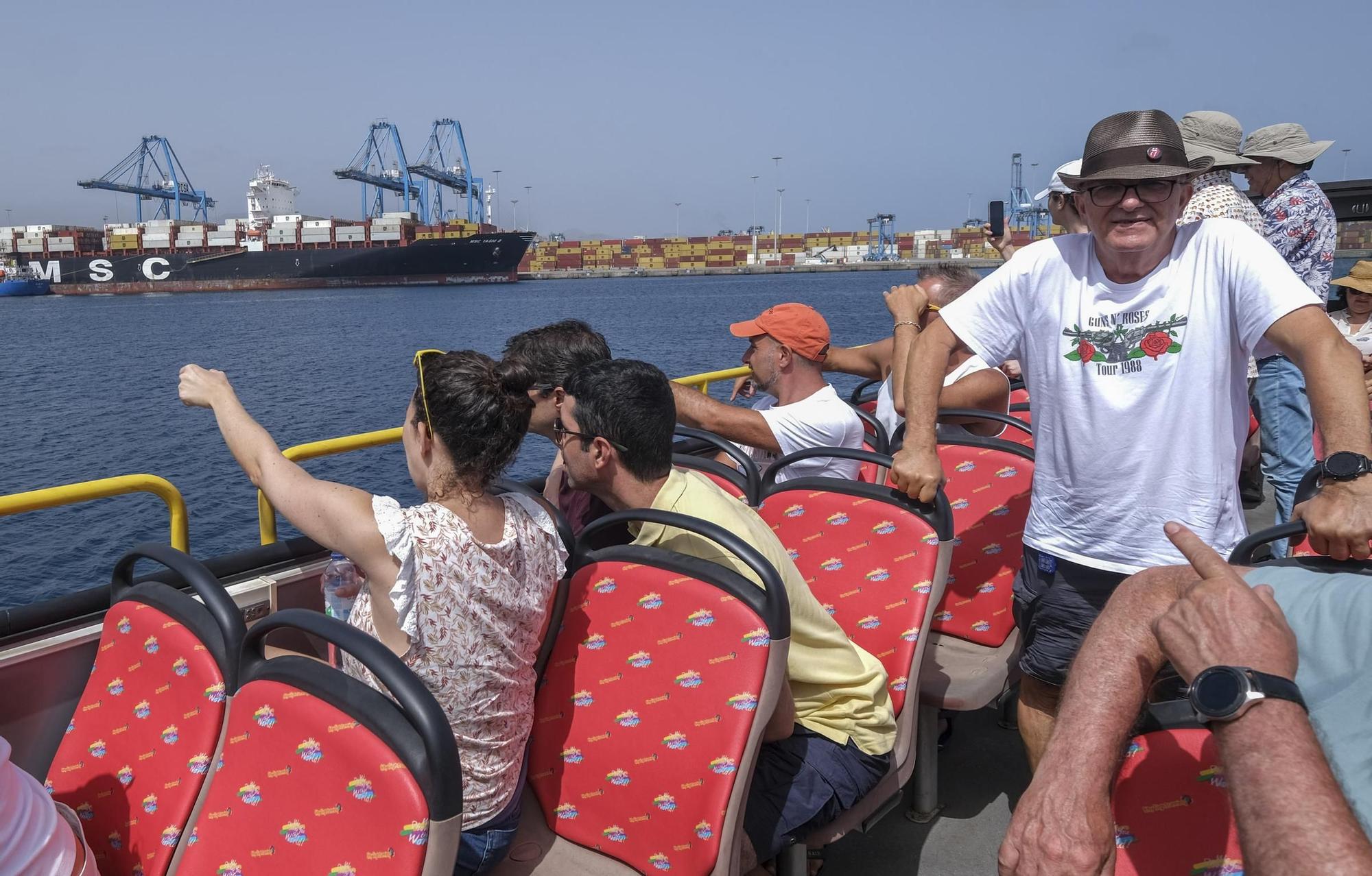 FOTOS: Recorrido por el puerto en la guagua turística