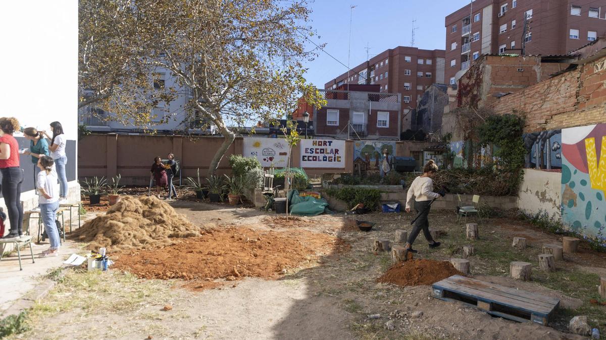 calor Valencia| Menos hormigón y más flores: Así se adaptan los patios ...