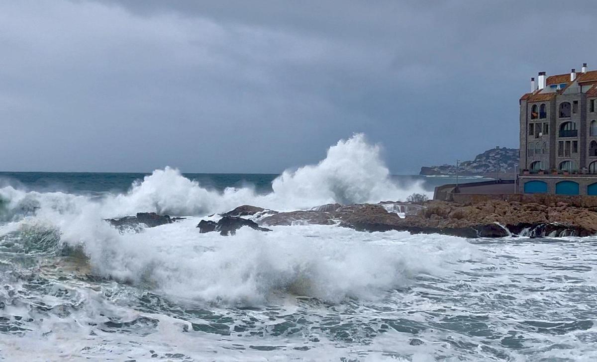 Temporal y grandes olas en L'Escala | FOTOS