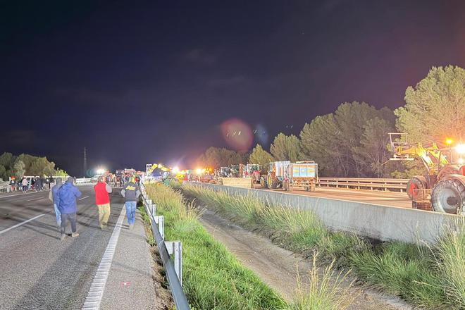 PAGESOS EMPORDÀ | Els pagesos reobren l'N-II a Pontós, però no deixaran ...