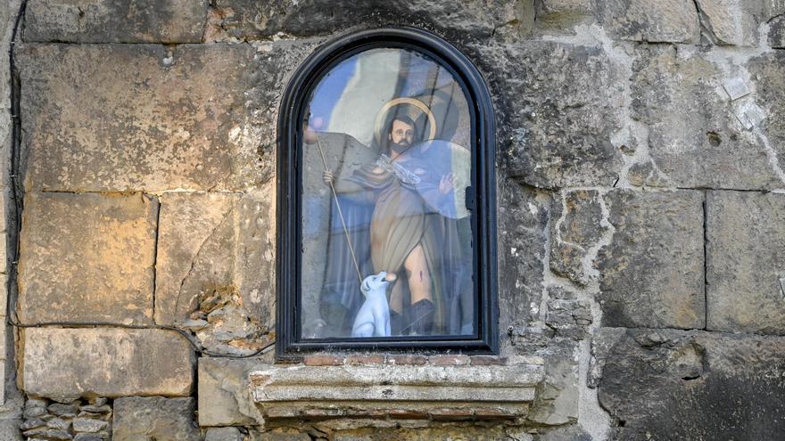 El perro azul que vive junto a la Catedral de Barcelona