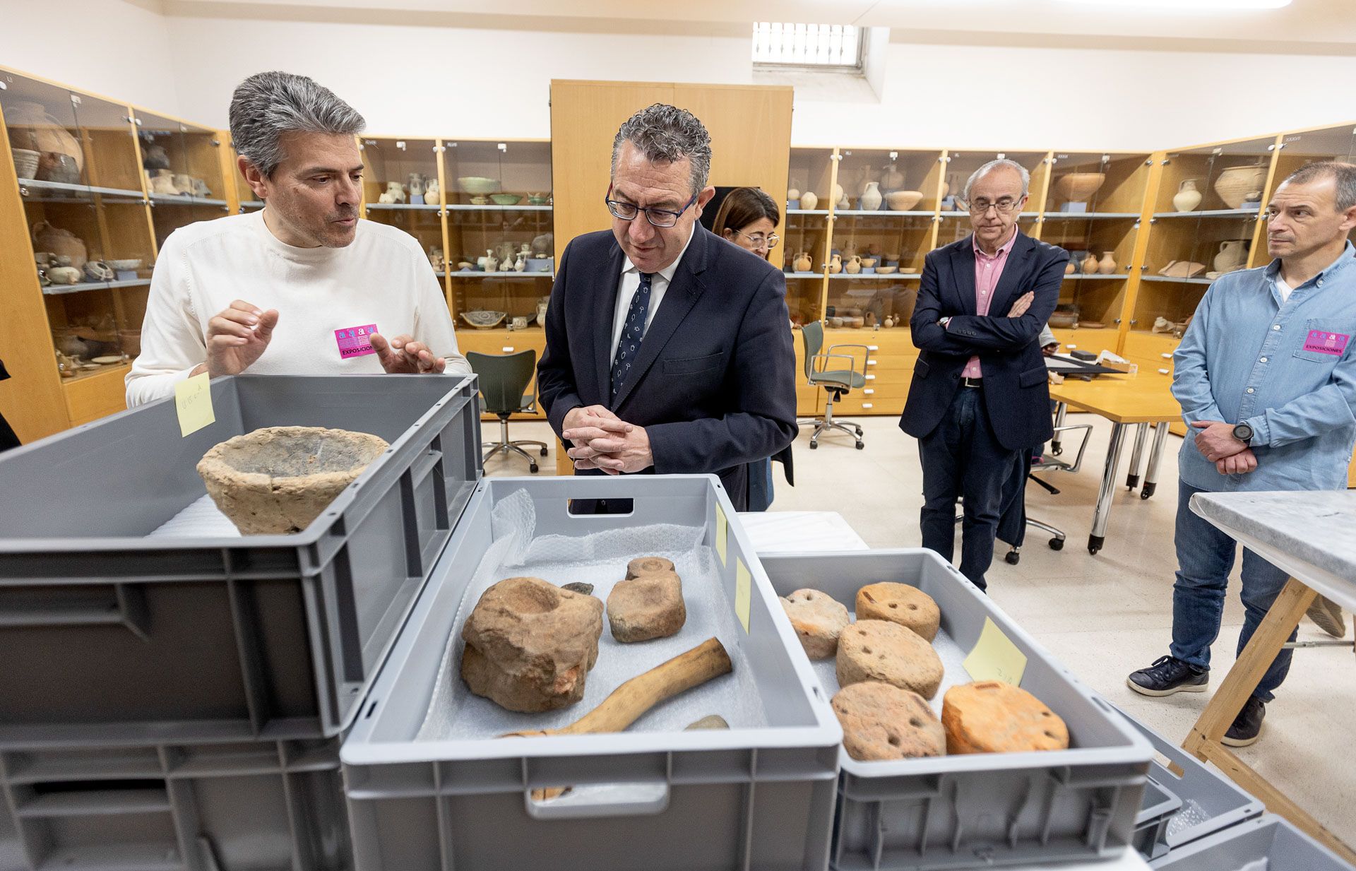 Toni Pérez visita el montae de la nueva exposición del MARQ