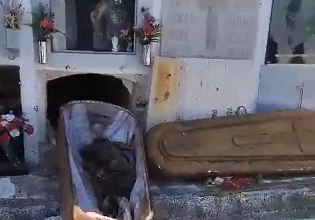 Profanación tumbas cementerio Bufali: nichos y ataúdes abiertos