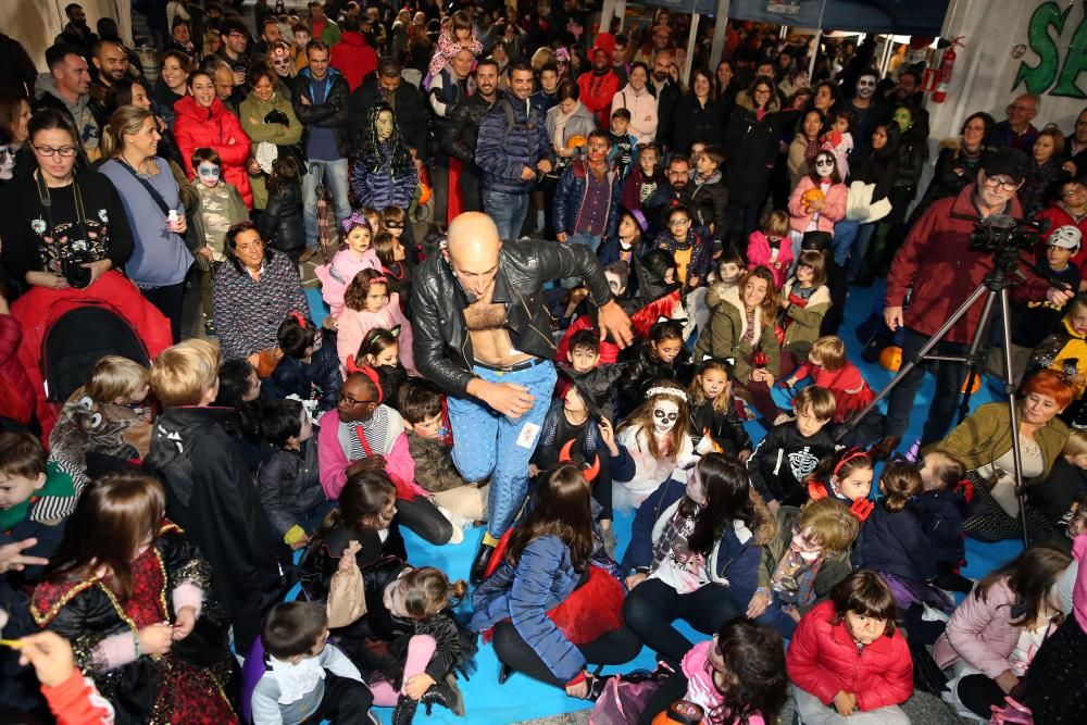 La Santa Compaña, disfraces y un dragón furibundo asustan el Samaín vigués