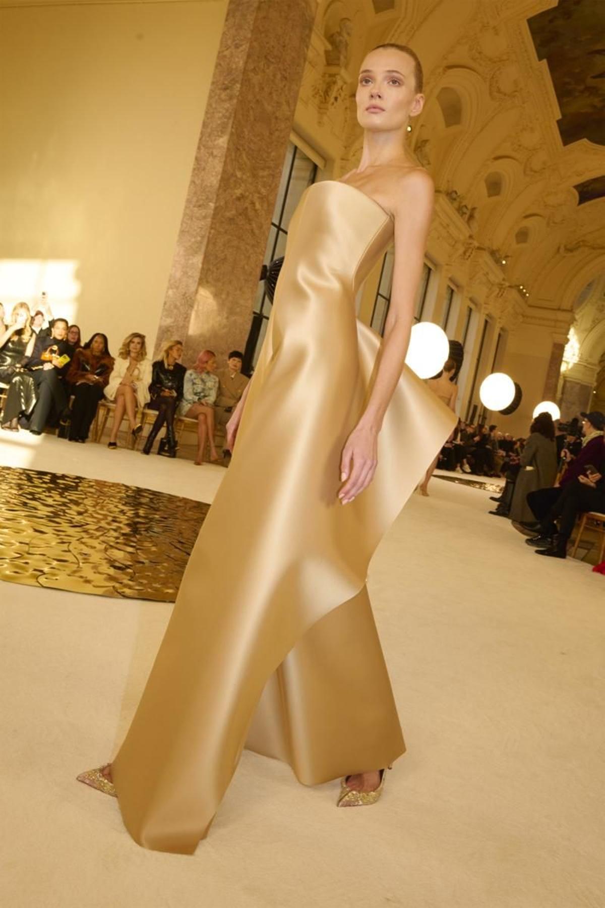 Schiaparelli presenta en París a Ícaro, su nueva colección Haute Couture Primavera/Verano 2025 ...