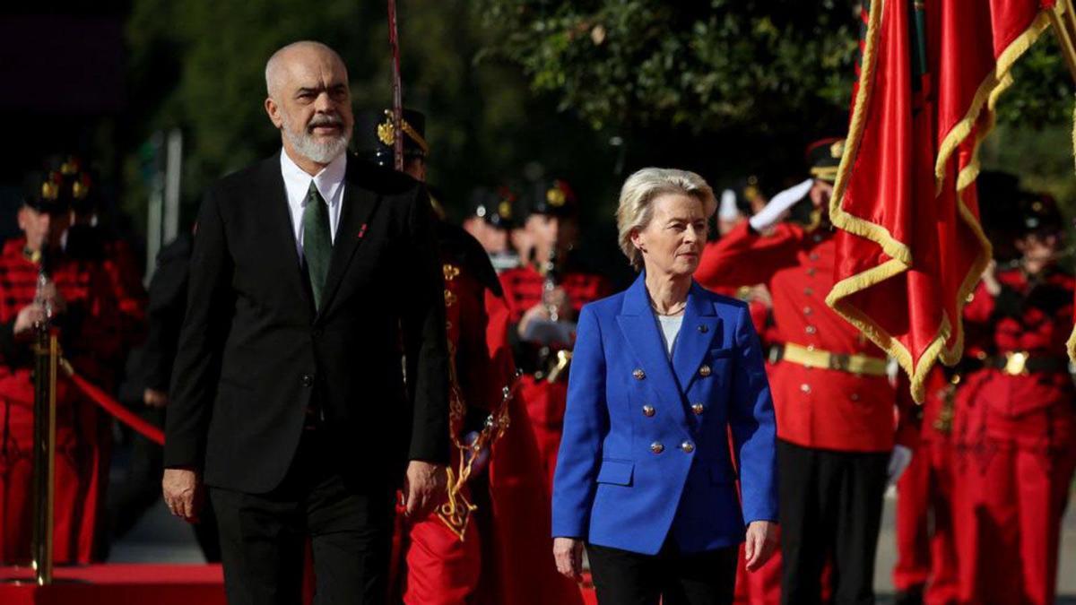 Von der Leyen recolza Albània en ple huracà pels camps per a migrants
