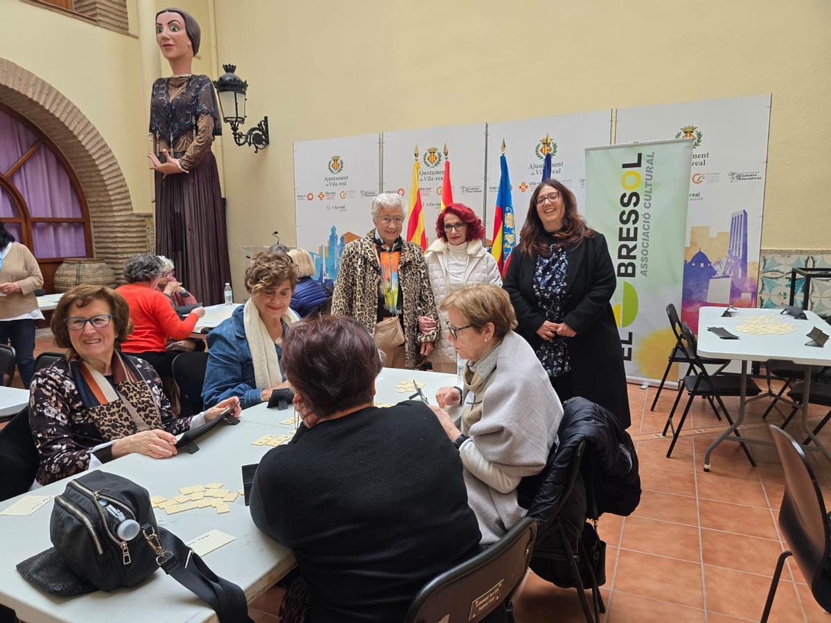 Una treintena de mujeres juegan al 'rummy' en la Casa dels Mundina de ...