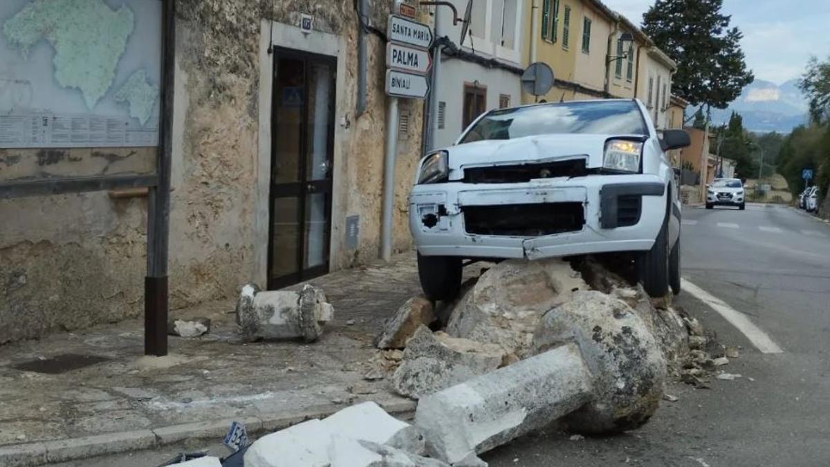 Un coche destroza una 'creu de terme' en Sencelles