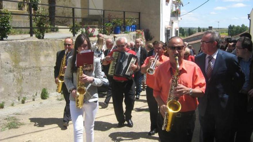 Procesión, verbena y merienda popular en Cuelgamures