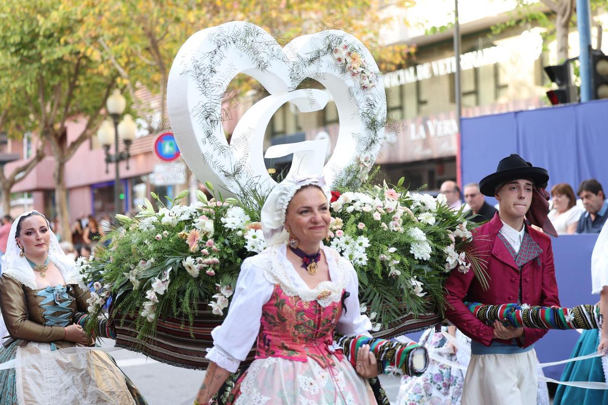 María Estela y la corte completan la Ofrenda de Alicante