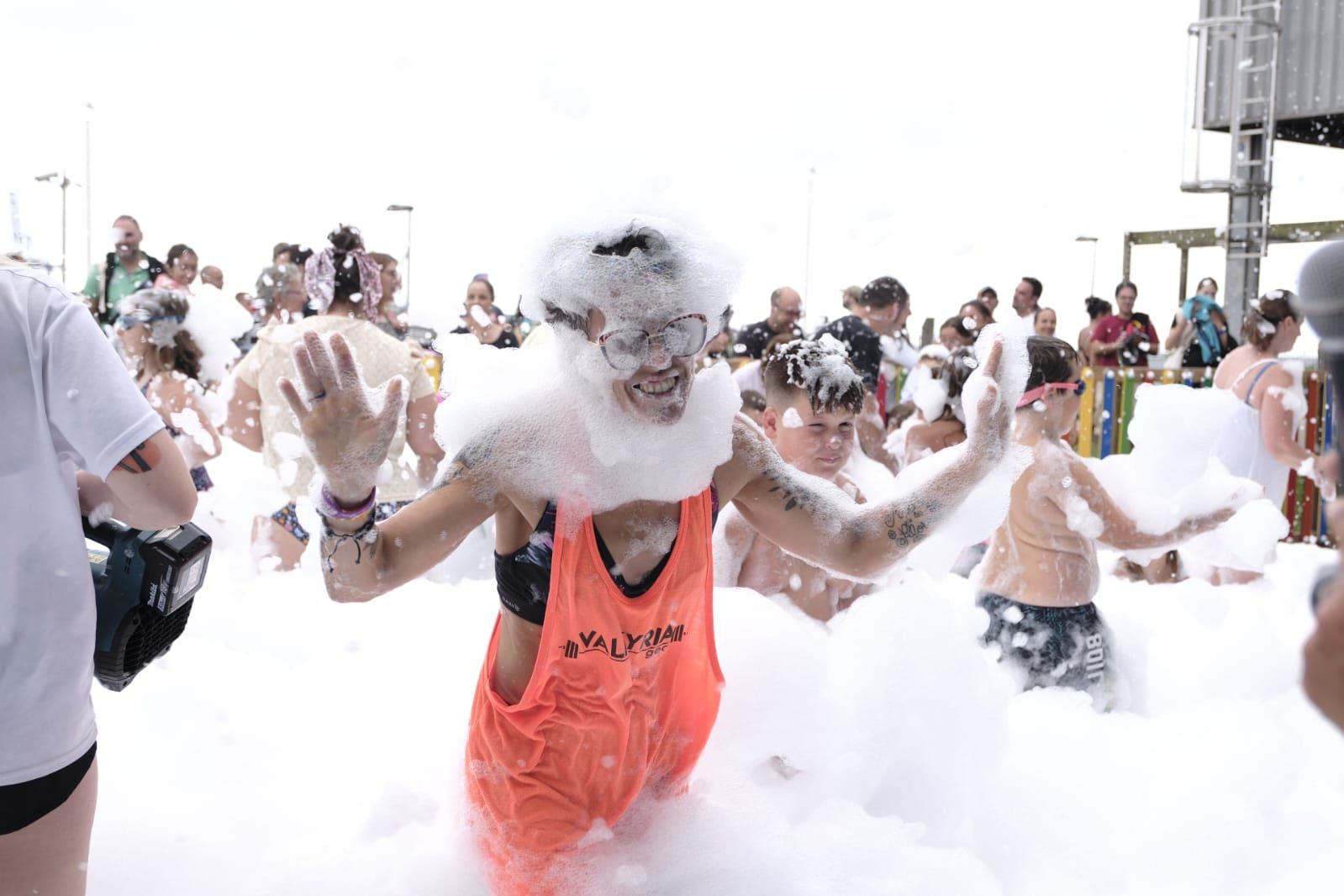 La fiesta de la espuma en el Santa Olaya, en imágenes