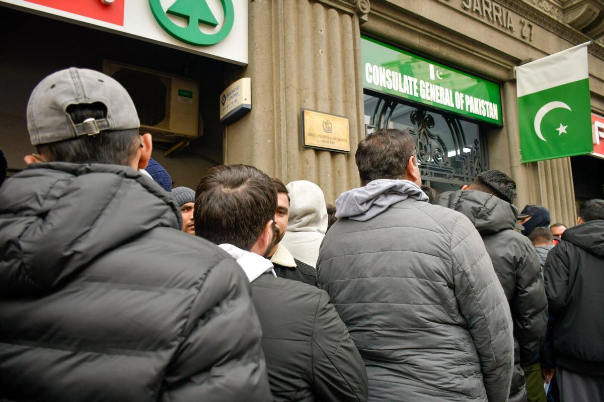 Una multitud frente al Consulado de Pakistán en Barcelona para la ...