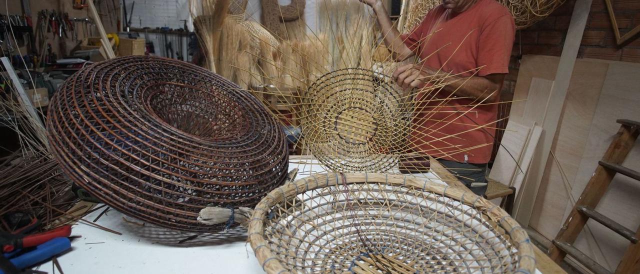 Josep Mercader mostra l’art de teixir la natura manualment