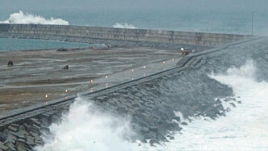 El dique del Puerto Exterior de A Coruña, azotado por olas de hasta 11 ...