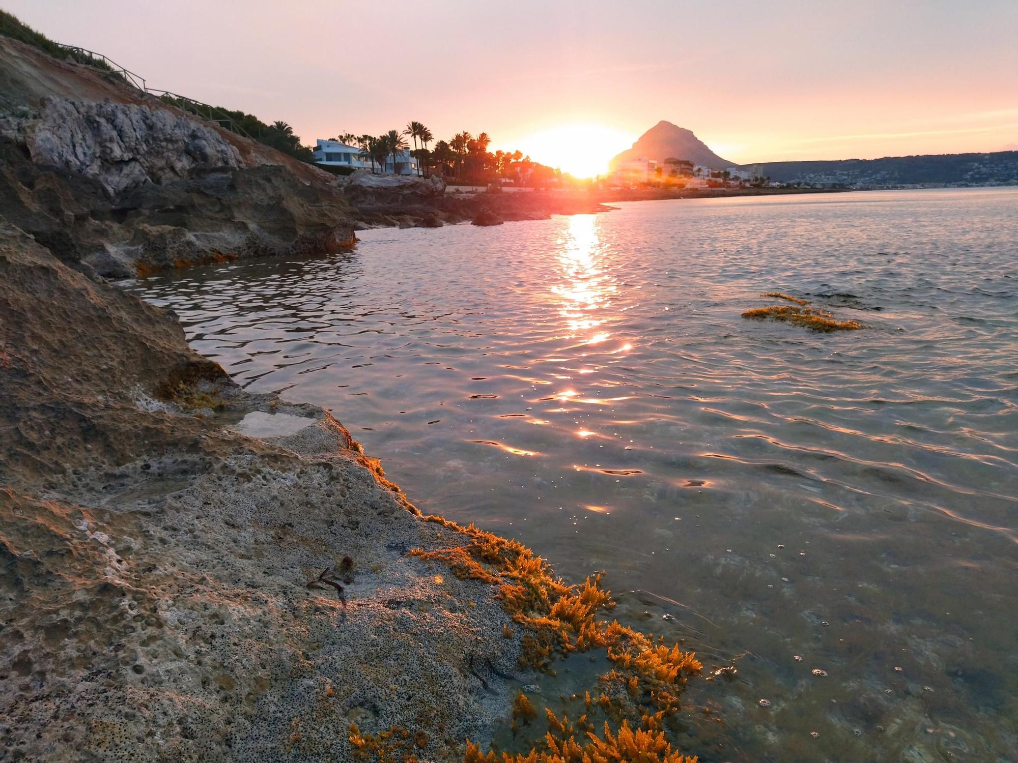 Espectacular puesta de sol en la Cala Blanca de Xàbia