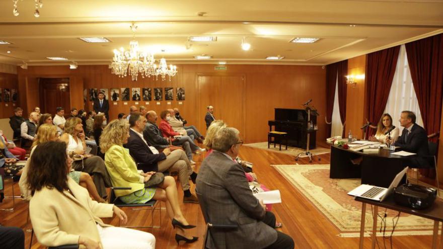 L. J. Pruneda presenta su nueva novela en el Centro Asturiano