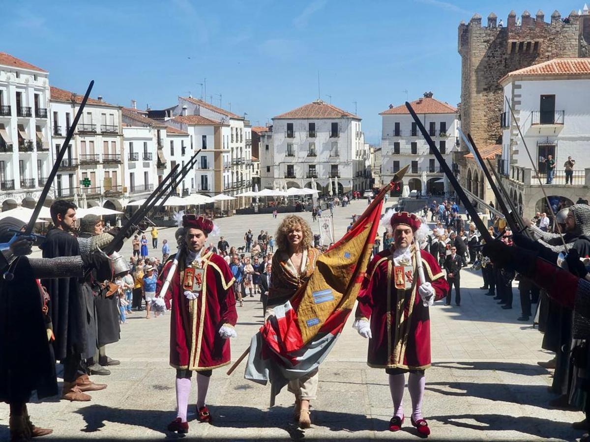 Cáceres tremola el último pendón de San Jorge de la legislatura