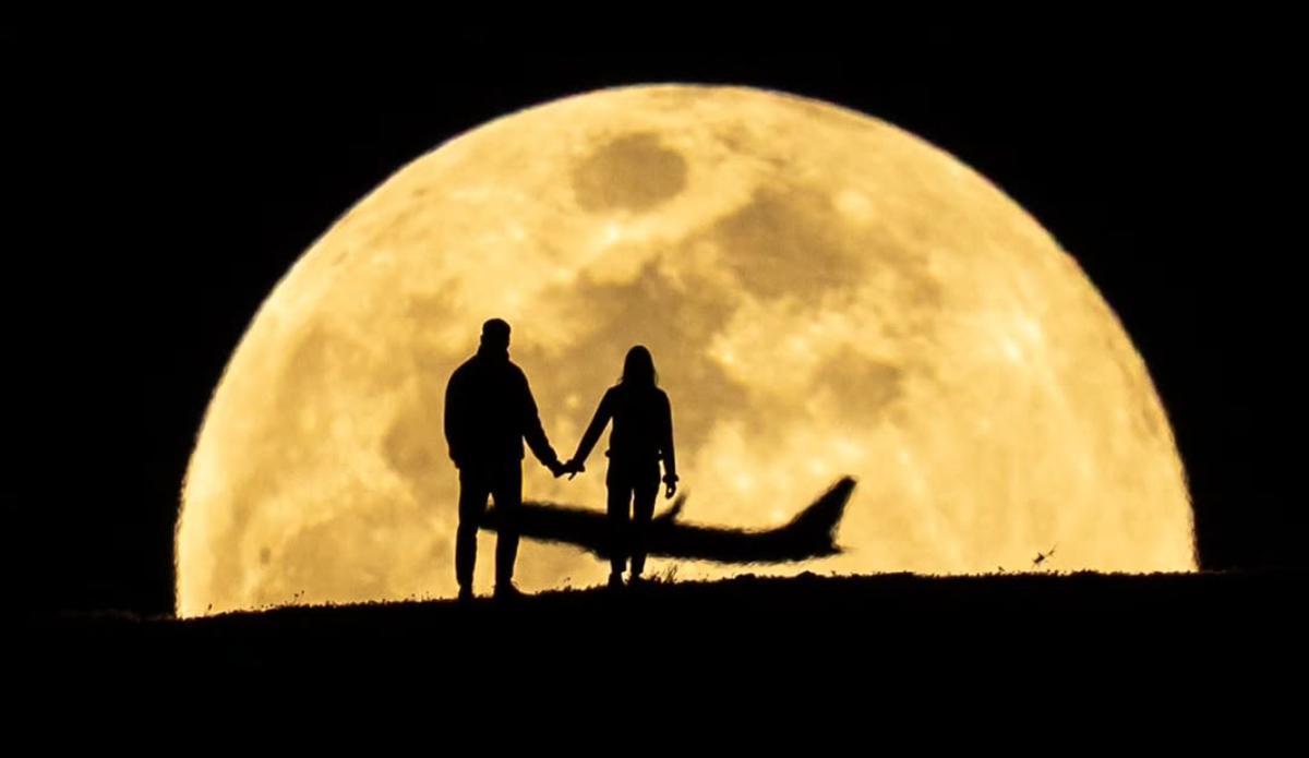 “Luna, amor y un destino en movimiento”: la foto viral de una pareja en ...