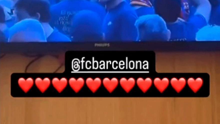 Ferran Torres, muy atento de la celebración de sus compañeros desde el ...