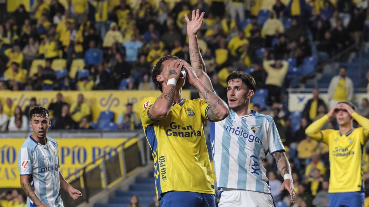 La grada escribió una historia; el balón escribió la suya