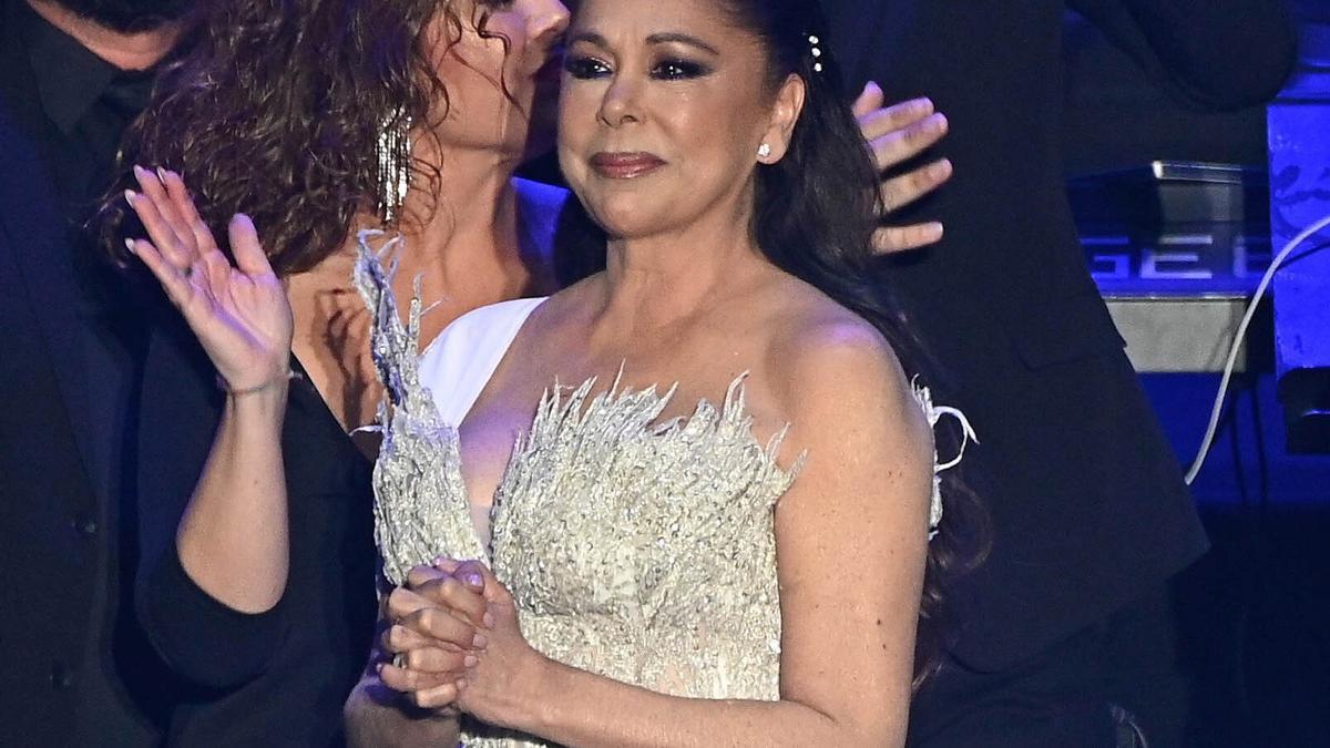 Anabel Pantoja disfruta del concierto de su tía Isabel con su bebé de ...