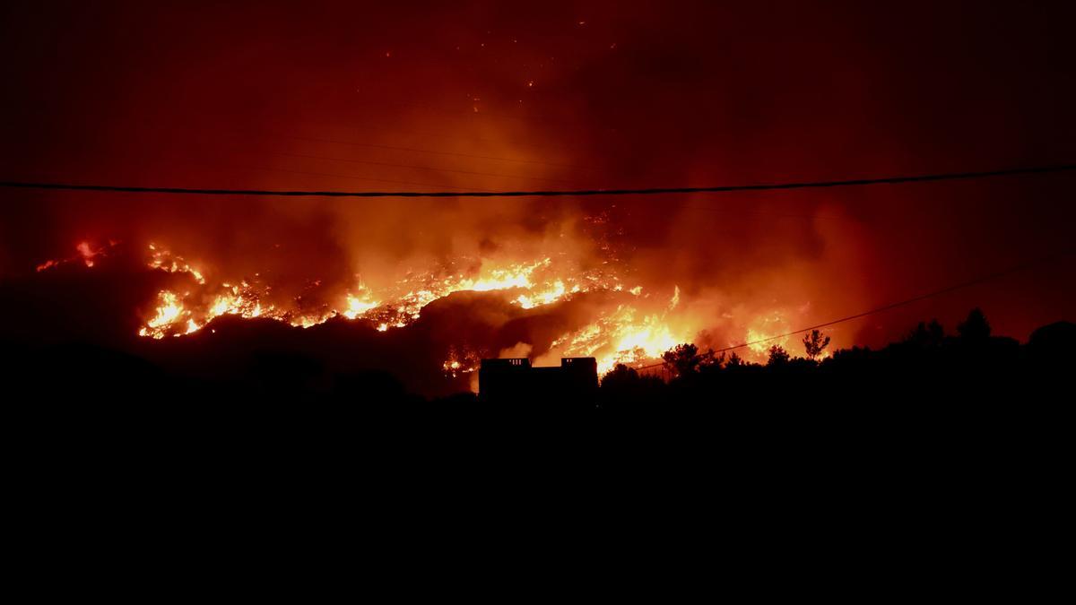Un virulento incendio obliga a evacuar a autóctonos y turistas en la ...