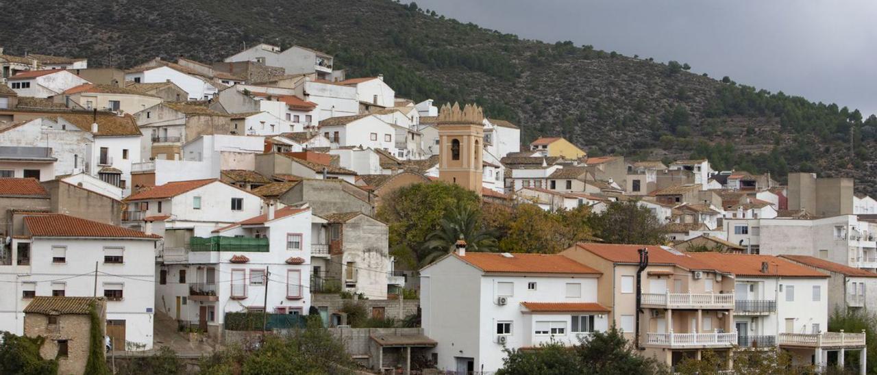 Millares se moviliza para evitar el cierre de su aulario escolar