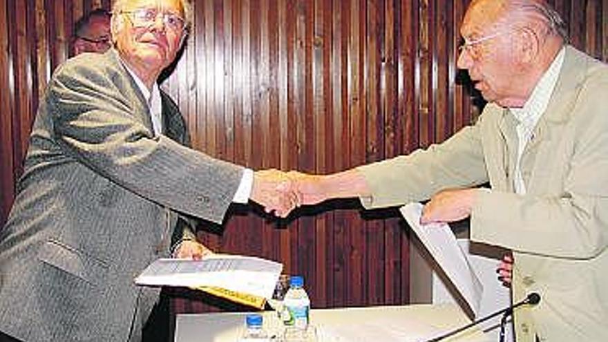 Manuel Terrín recibe en Moreda el galardón del Concurso de Cuentos Aller