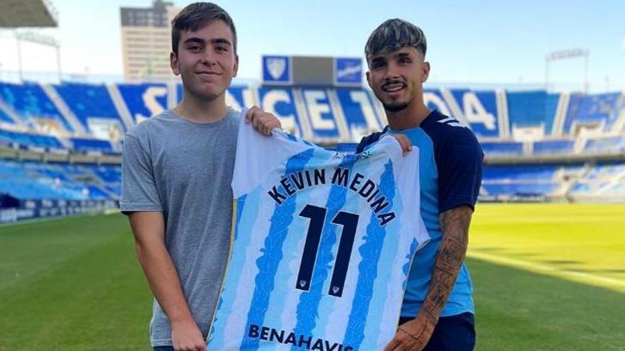 Se compró la camiseta falsa del Málaga y se llevó la original de regalo: el bonito gesto de ...