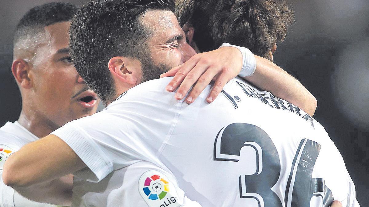VALENCIA CF: Gayà y Javi Guerra miran a la Roja