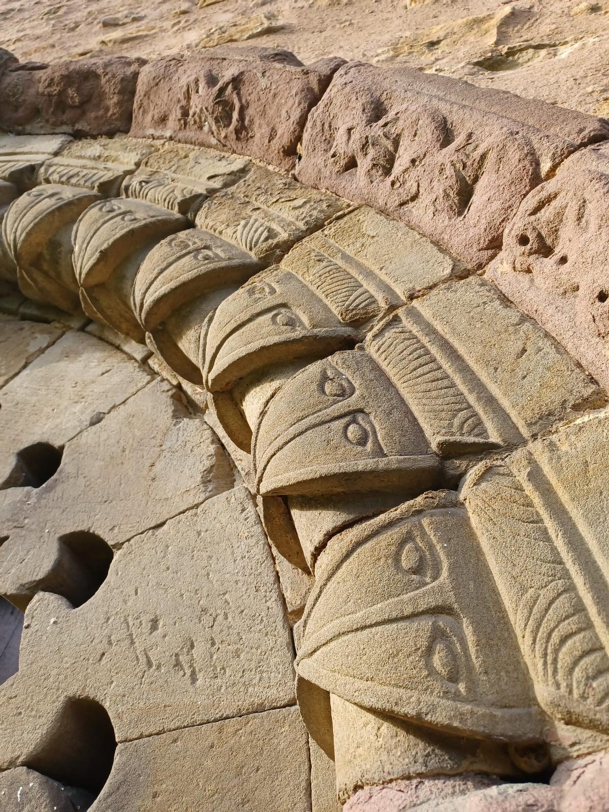 De ruta por Aramil: así es el paseo circular en torno al templo del siglo XII y al gran palacio ...