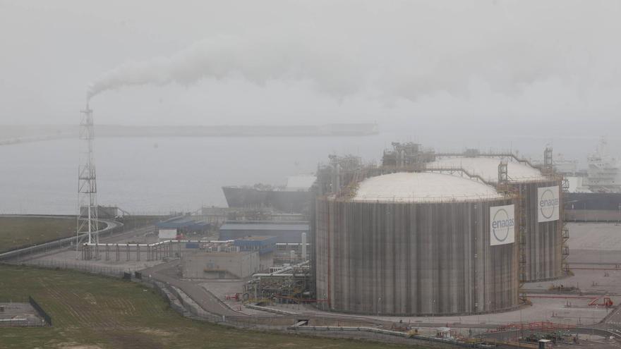 El primer metanero para la regasificadora ya está en el puerto de Gijón