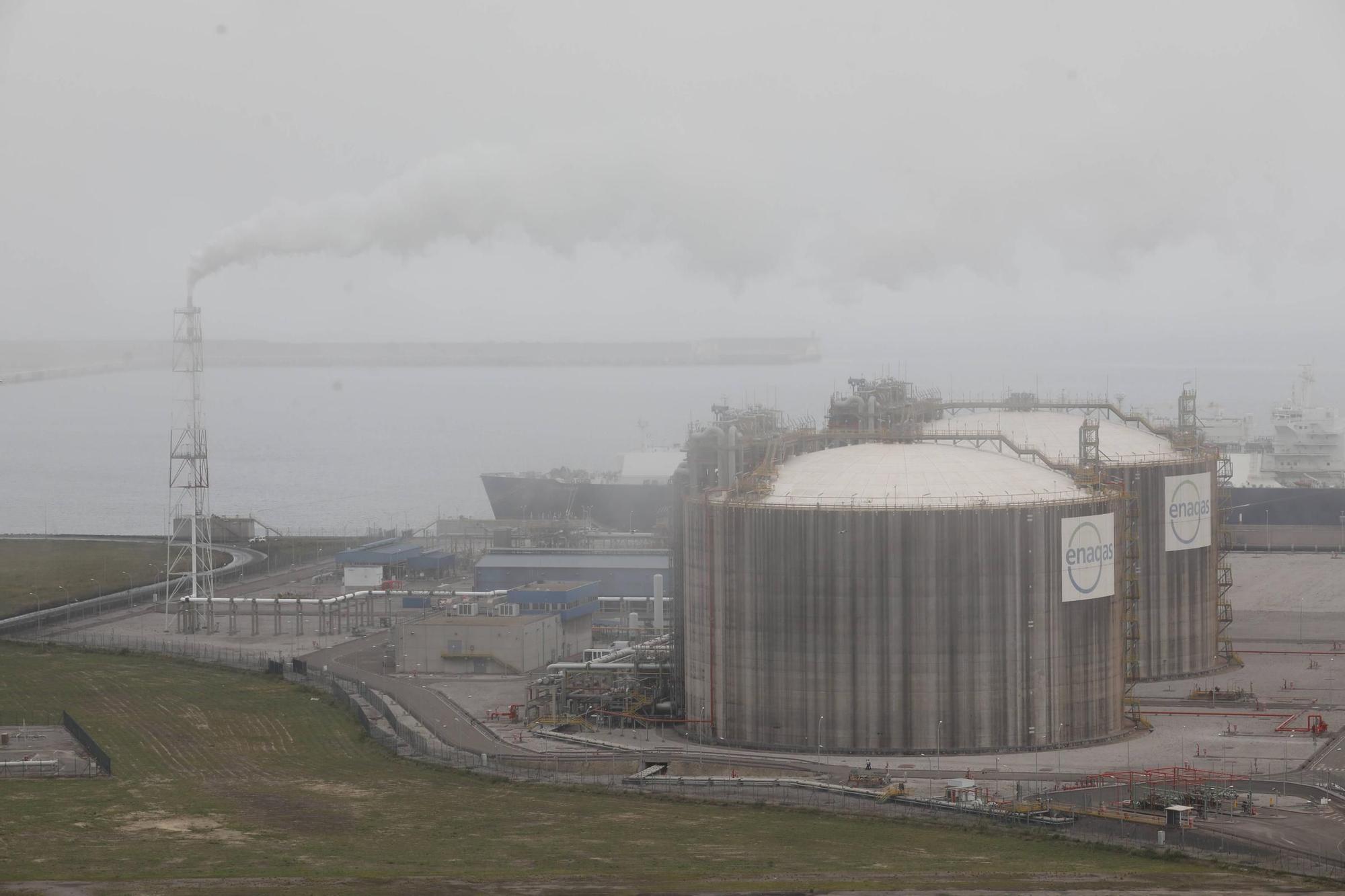 El primer metanero para la regasificadora ya está en el puerto de Gijón