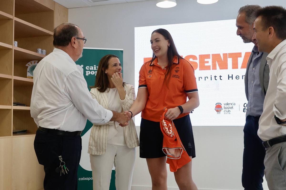 Merritt Hempe: "Los objetivos son la Liga y entrar en la Final Four"