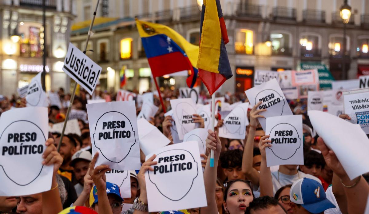 Miles de personas se manifiestan en Madrid con la bandera de Venezuela ...