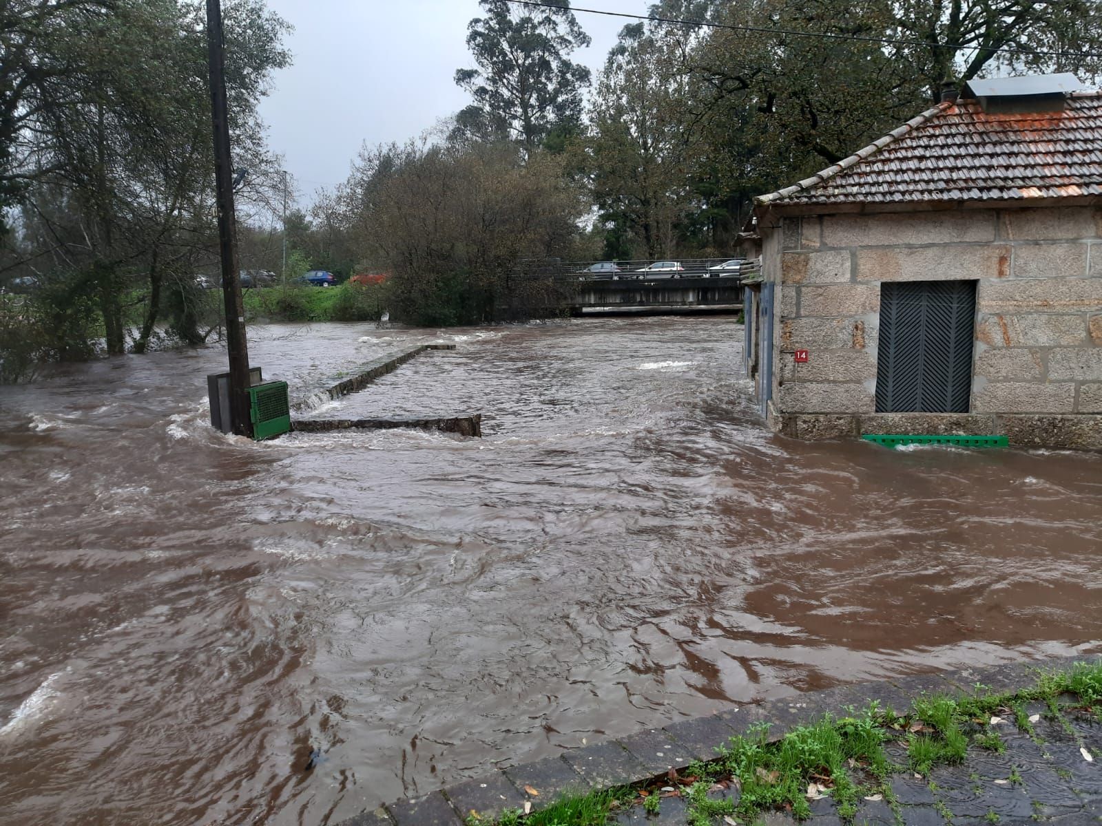 Así estrena el año Gondomar: inundaciones, caída de muros y calles cortadas