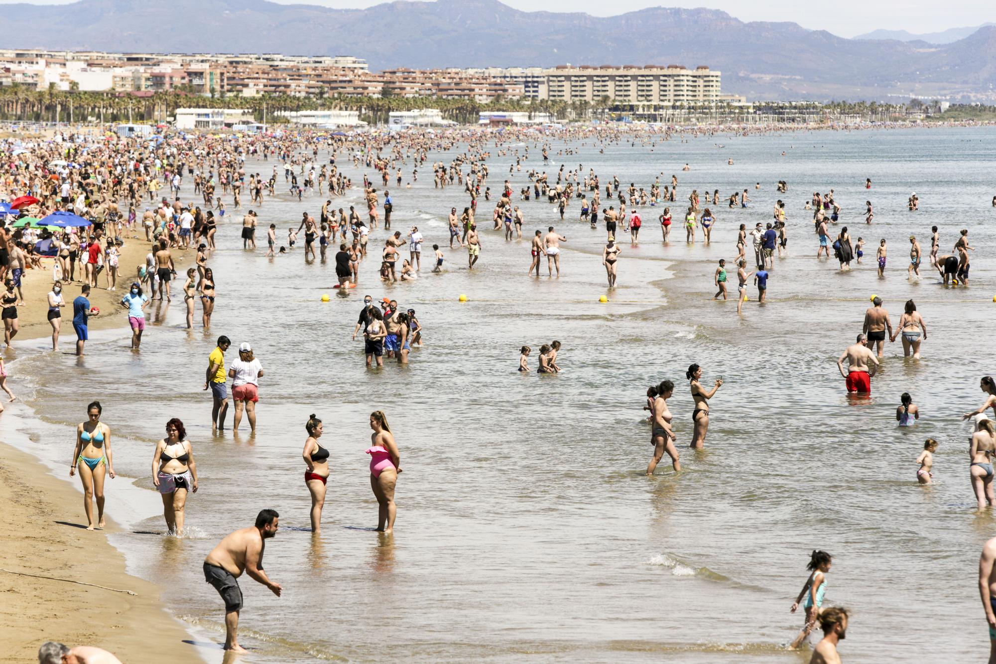 El calor sofocante llena las playas de València