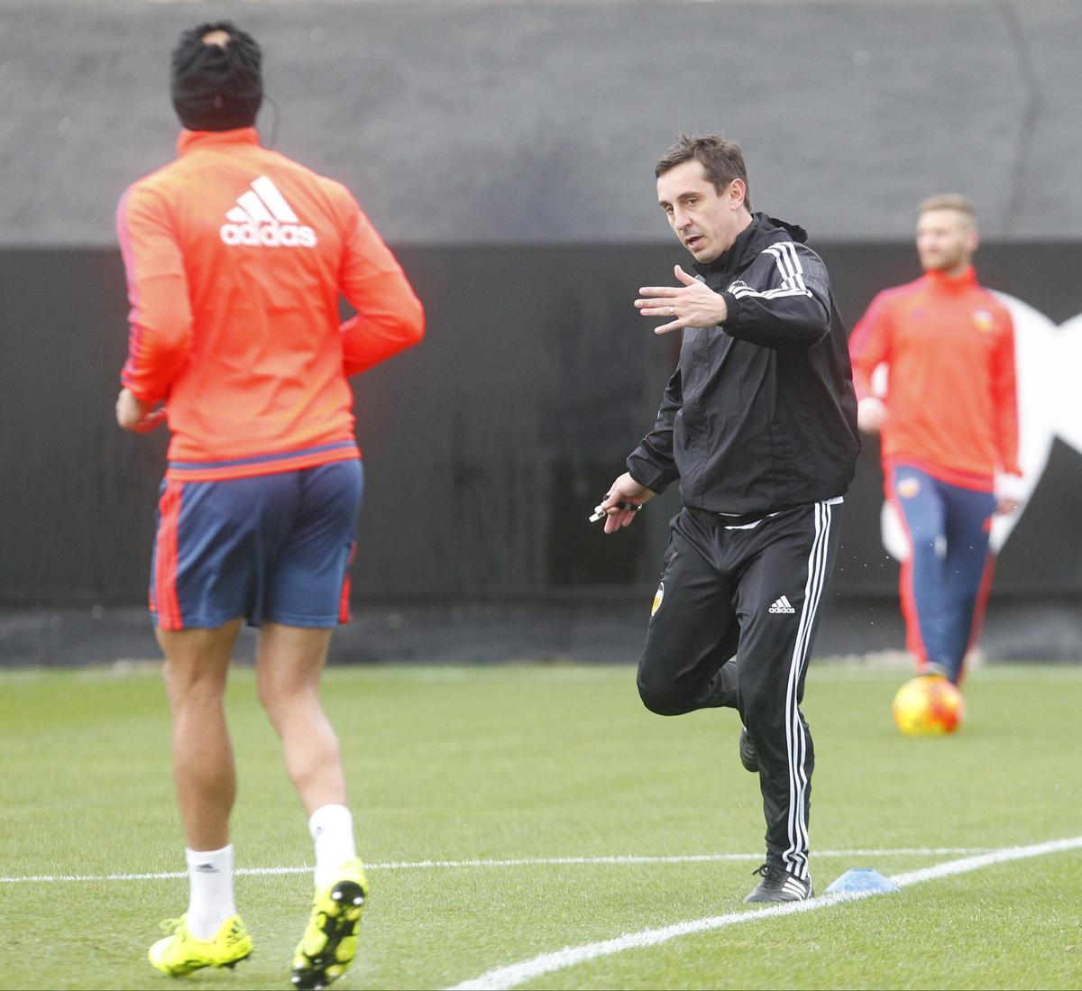 En Inglaterra se mofan de Neville tras la exhibición de Cucurella ...