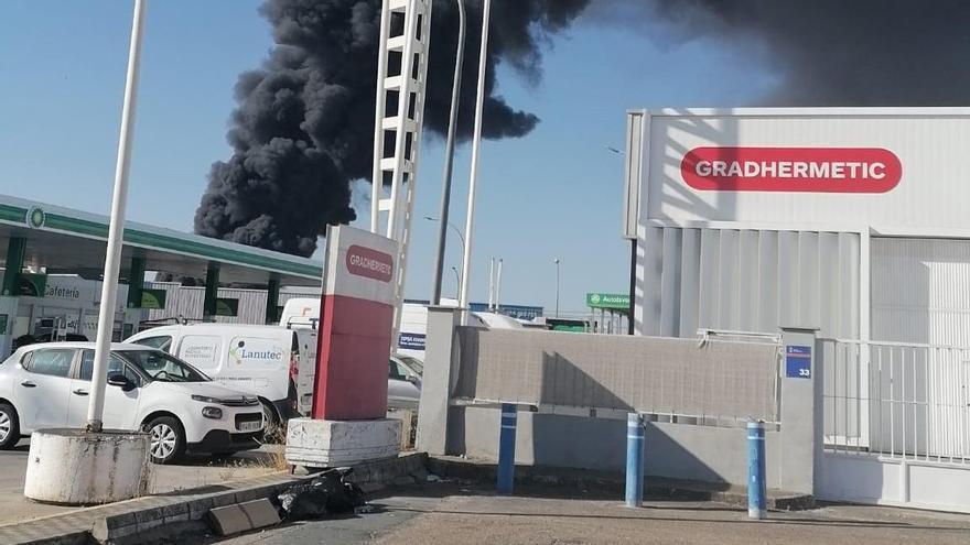 Un incendio en una nave industrial provoca una gran columna de humo en ...