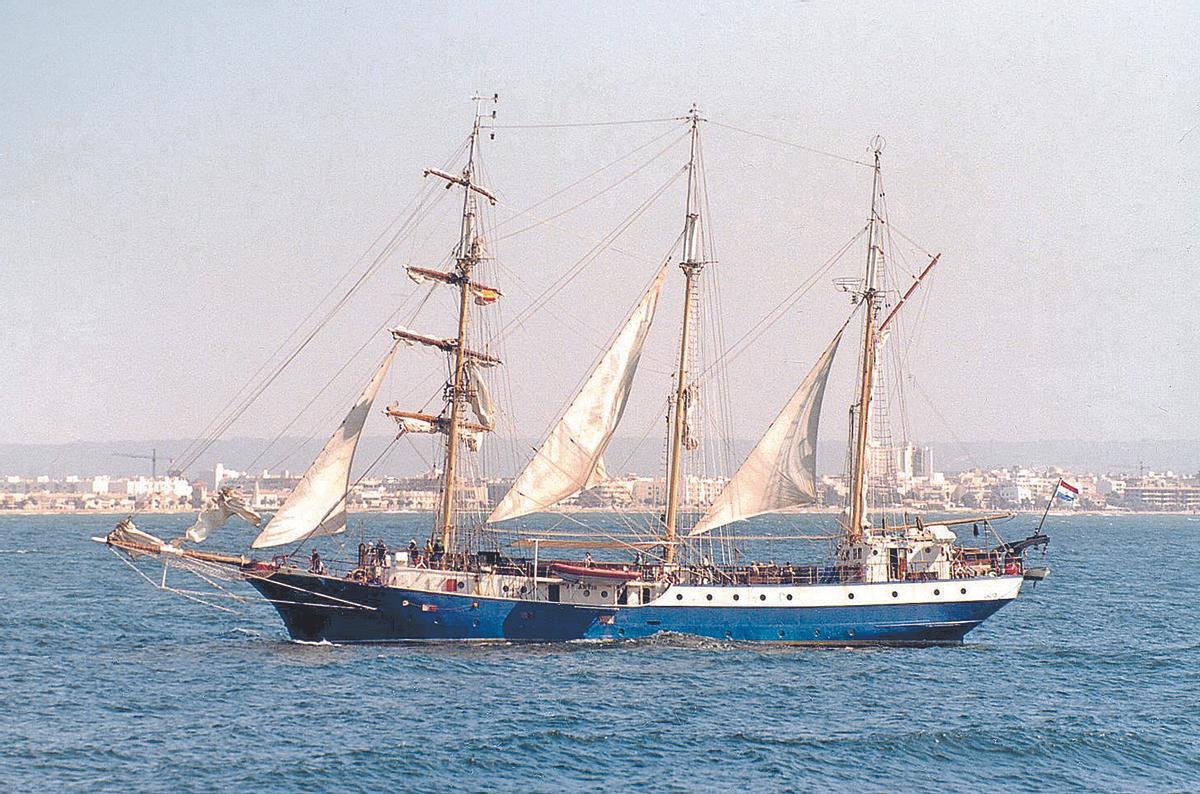 'Atlantis', el velero de casco azul