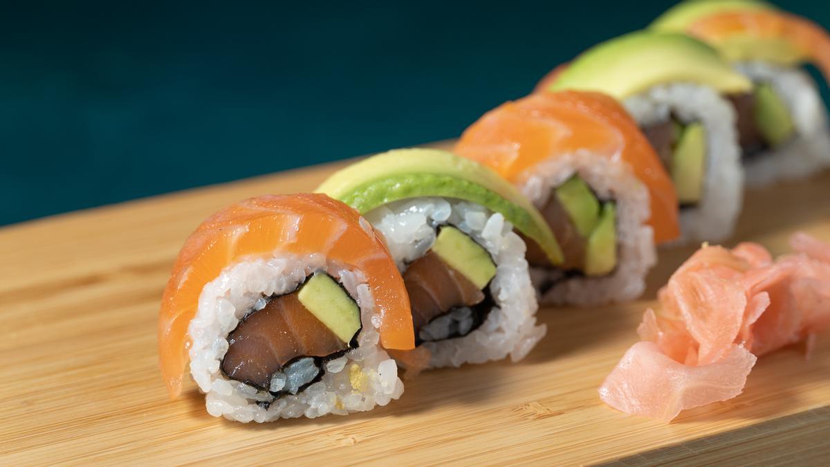 RECETA SHUSHI AGUACATE Y SALMÓN | Prepara esta receta rápida de shushi ...