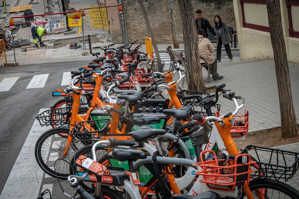 Bicicletas compartidas ocupan estacionamientos públicos de Barcelona ...